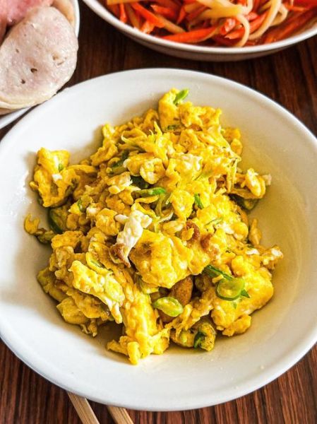 葱花炒鸡蛋怎么炒才蓬松_葱花炒鸡蛋要不要加水-第1张图片-山城妙识