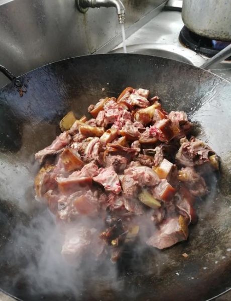 炖狗肉怎么做好吃_炖狗肉最正宗的做法-第1张图片-山城妙识 炖狗肉怎么做好吃_炖狗肉最正宗的做法-第1张图片-山城妙识