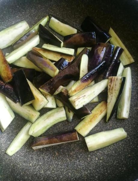 烧茄子怎么做不吸油_家常烧茄子视频步骤-第1张图片-山城妙识