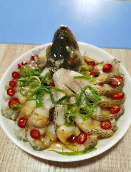 鱼怎么做好看又好吃_清蒸鲈鱼怎么摆盘-第1张图片-山城妙识