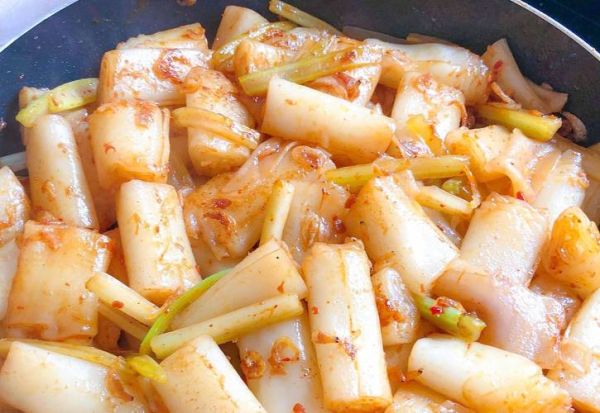 炒猪肠粉怎么做才好吃_炒猪肠粉用什么酱料-第3张图片-山城妙识