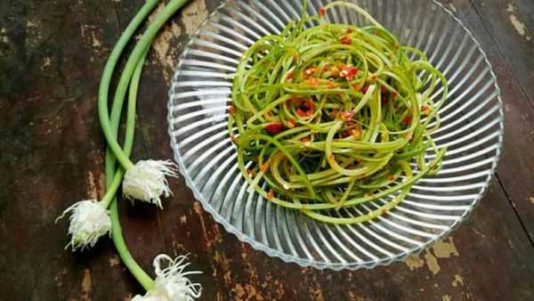 凉拌蒜苗丝怎么做好吃_家常做法窍门-第2张图片-山城妙识