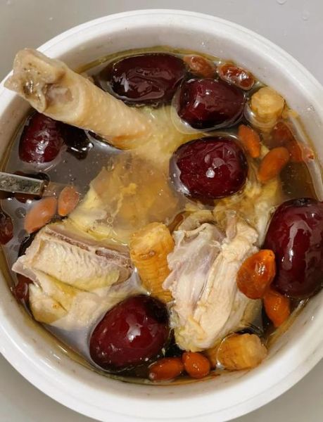 煲鸡汤用什么药材最有营养_如何搭配更滋补-第1张图片-山城妙识