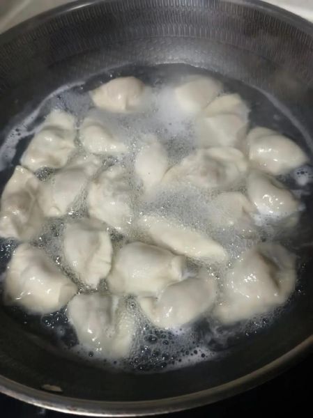 澄面加面粉做饺子皮比例是多少_澄面饺子皮怎么和面不破-第3张图片-山城妙识