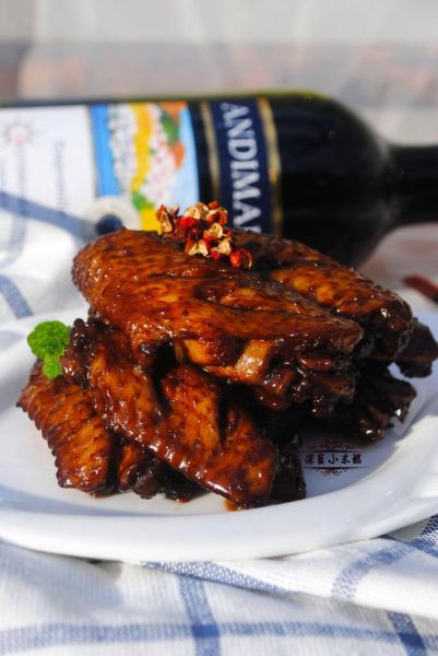 红酒炖鸡翅怎么做好吃_红酒炖鸡翅的做法窍门-第1张图片-山城妙识