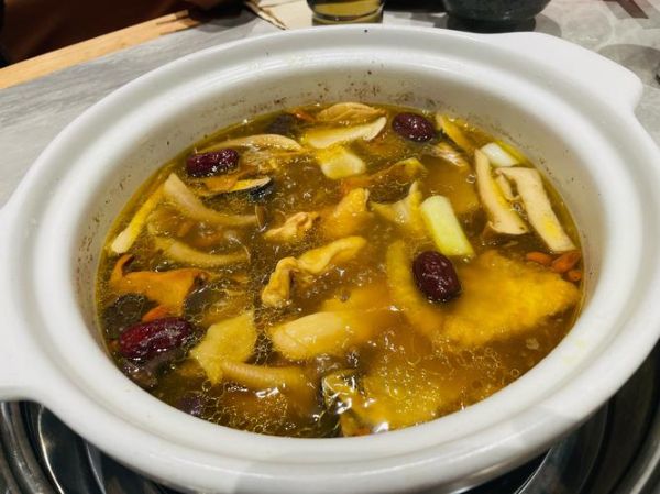 干蘑菇鸡汤怎么炖好喝_干蘑菇鸡汤炖多久最香-第1张图片-山城妙识