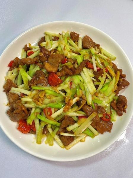 韭黄炒肉怎么做_韭黄炒肉用哪个部位肉-第1张图片-山城妙识