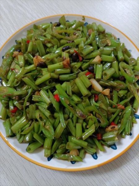 空心菜梗怎么炒不会变黑_空心菜梗炒不变色技巧-第3张图片-山城妙识