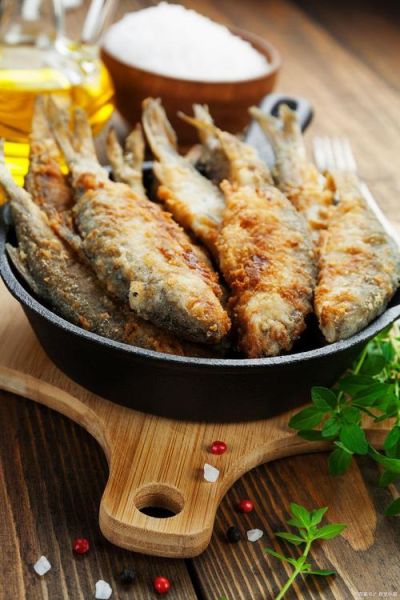 油炸小鲫鱼怎么炸得酥脆_小鲫鱼炸多久才酥-第1张图片-山城妙识