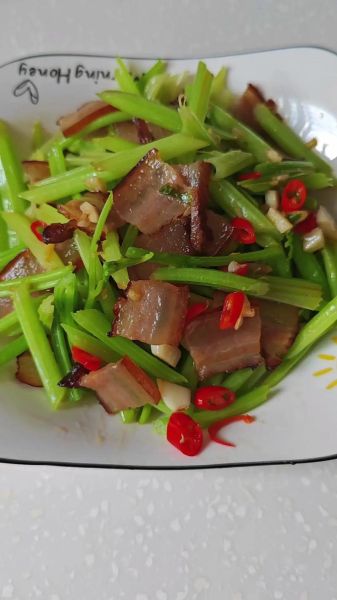 芹菜香干腊肉怎么炒好吃_芹菜香干腊肉做法窍门-第2张图片-山城妙识