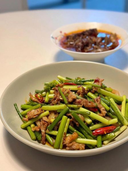 蒜苔肉丝怎么炒才嫩_蒜苔炒肉丝的秘诀-第1张图片-山城妙识