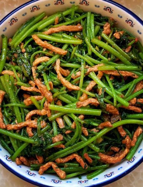 茼蒿炒肉怎么炒好吃_茼蒿炒肉用哪个部位肉-第1张图片-山城妙识