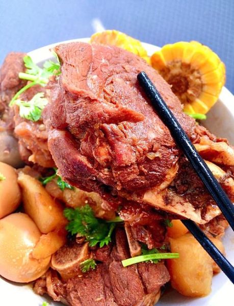 猪大骨头怎么炖才香_猪大骨头汤配料有哪些-第1张图片-山城妙识