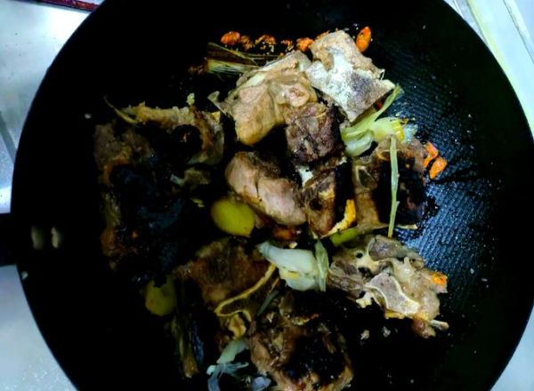 猪大骨头怎么炖才香_猪大骨头汤配料有哪些-第2张图片-山城妙识