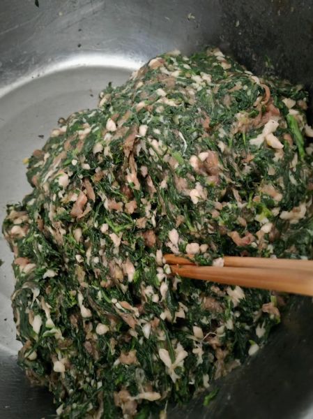 荠荠菜饺子怎么调馅才鲜嫩_荠荠菜饺子焯水还是不焯水-第2张图片-山城妙识