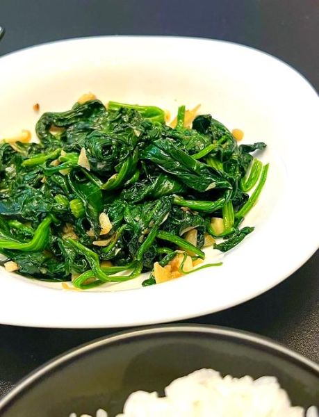 清炒菠菜怎么炒才好吃_清炒菠菜要不要焯水-第1张图片-山城妙识