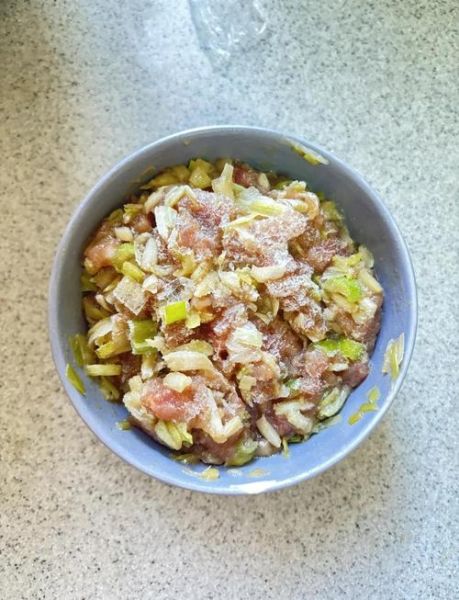 韭黄饺子馅怎么做_韭黄饺子馅调馅技巧-第1张图片-山城妙识
