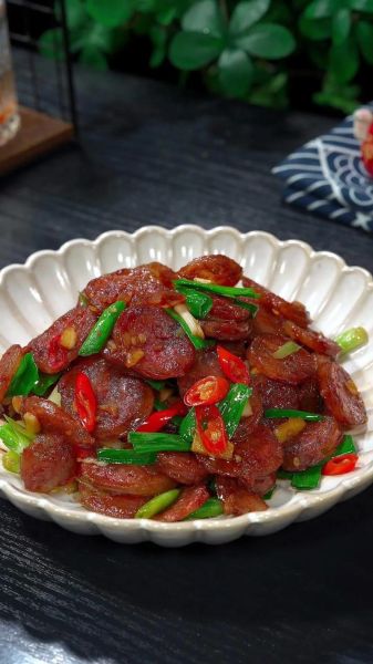 腊肠不蒸直接炒着吃吗_腊肠炒之前要不要蒸-第1张图片-山城妙识 腊肠不蒸直接炒着吃吗_腊肠炒之前要不要蒸-第1张图片-山城妙识