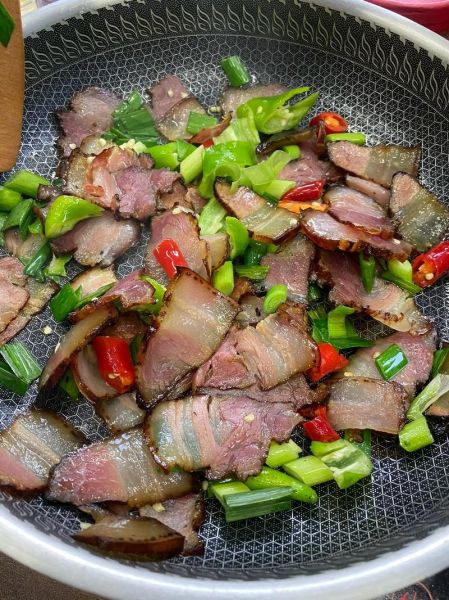 青椒炒腊肉怎么炒好吃_青椒炒腊肉的家常做法-第2张图片-山城妙识