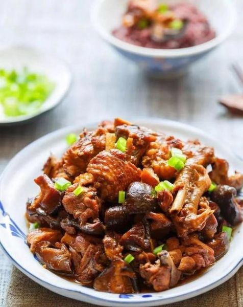 榛蘑炖鸡怎么做好吃_榛蘑炖鸡的家常做法-第1张图片-山城妙识