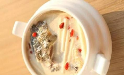 月子鲫鱼汤怎么炖好喝又营养_产妇鲫鱼汤放什么食材-第2张图片-山城妙识 月子鲫鱼汤怎么炖好喝又营养_产妇鲫鱼汤放什么食材-第2张图片-山城妙识