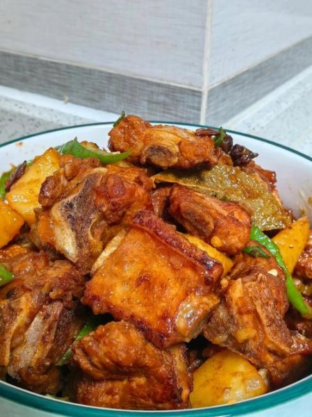 红烧排骨炖土豆怎么做_红烧排骨炖土豆用高压锅多久-第1张图片-山城妙识