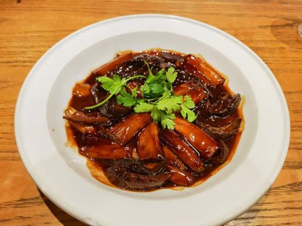 葱烧海参丰泽园怎么做_正宗做法和口感秘诀-第1张图片-山城妙识