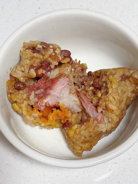 广东咸肉粽怎么包_咸蛋黄五花肉粽做法-第2张图片-山城妙识