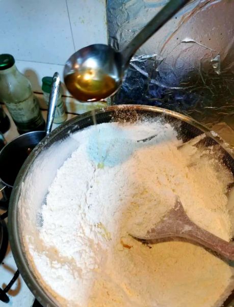 炒油茶面放油的比例是多少_油茶面油放多了怎么办-第3张图片-山城妙识