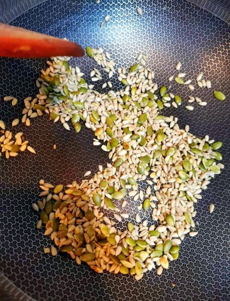 炒油茶面放油的比例是多少_油茶面油放多了怎么办-第2张图片-山城妙识