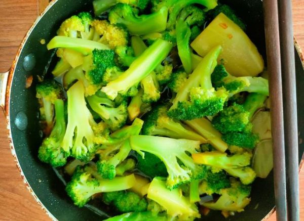 西兰花怎么炒好吃_西兰花炒多久才脆绿-第3张图片-山城妙识