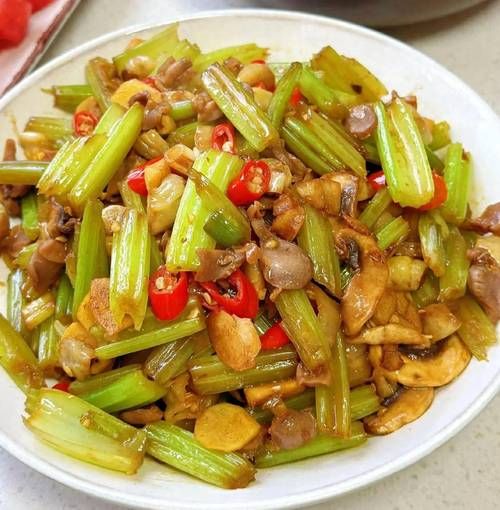 芹菜炒鸡胗怎么炒才脆嫩_芹菜炒鸡胗焯水还是不焯水-第1张图片-山城妙识