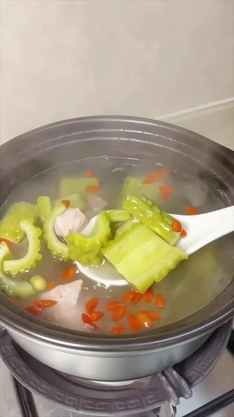瘦肉苦瓜汤怎么做_苦瓜汤去苦味技巧-第1张图片-山城妙识