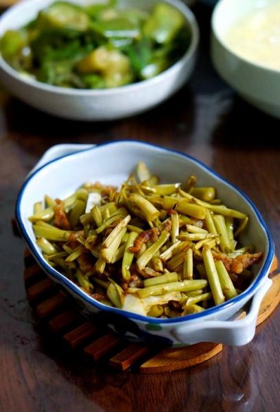 清炒空心菜梗怎么做好吃_空心菜梗炒得脆嫩不黑的秘诀-第1张图片-山城妙识