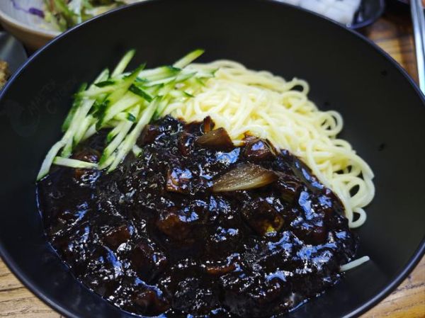 炸酱面韩国_为什么韩国炸酱面是黑色的-第1张图片-山城妙识
