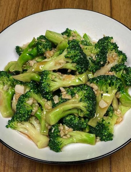 西兰花怎么炒好吃_家常西兰花做法视频-第1张图片-山城妙识