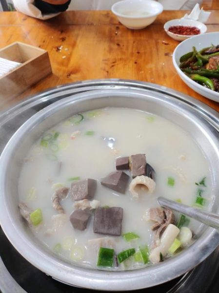 炖羊肉汤的家常做法_羊肉汤怎么炖不膻-第3张图片-山城妙识