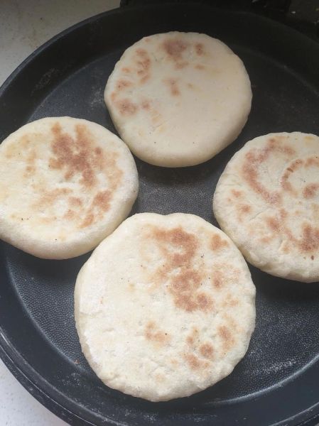 葱花油饼怎么做才松软_葱花油饼的家常做法-第1张图片-山城妙识