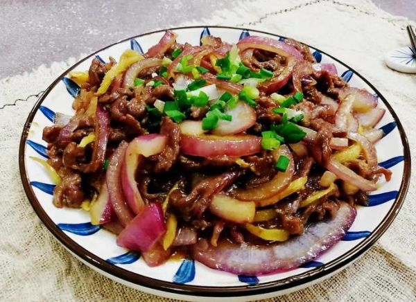 洋葱炒什么好吃_洋葱炒牛肉还是鸡蛋-第1张图片-山城妙识