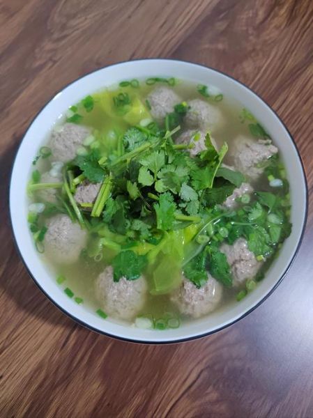牛肉丸子汤里放什么菜_牛肉丸子汤配菜推荐-第1张图片-山城妙识