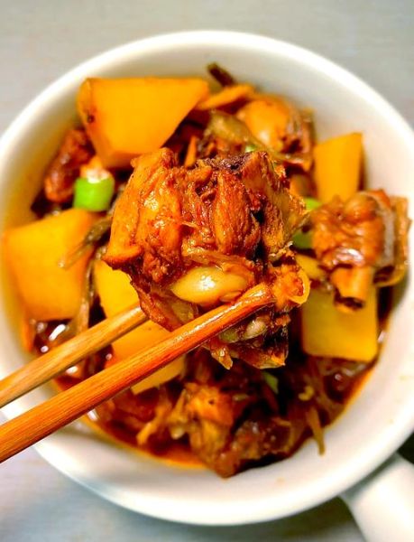 土豆炖鸡架的家常做法_土豆炖鸡架怎么做好吃-第3张图片-山城妙识