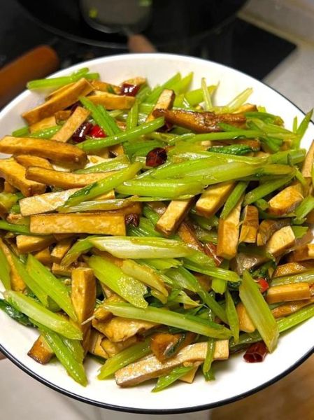 芹菜炒香干先炒芹菜还是先炒香干_怎么炒不碎-第3张图片-山城妙识