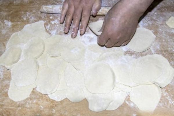 擀饺子皮一推一拉技巧_新手为什么总是擀不圆-第2张图片-山城妙识