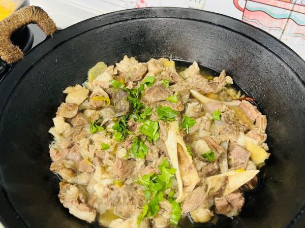 炖羊肉放什么菜最佳_羊肉炖什么菜好吃又营养-第3张图片-山城妙识