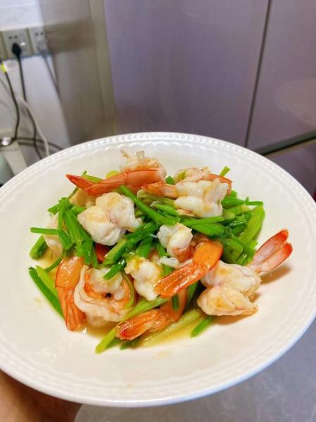 芹菜炒虾仁怎么炒才脆嫩_芹菜炒虾仁需要焯水吗-第2张图片-山城妙识