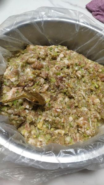 芹菜猪肉馅怎么调_芹菜猪肉馅做法步骤-第2张图片-山城妙识