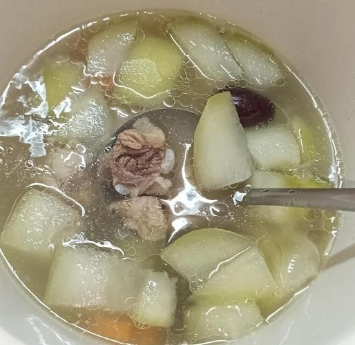 清炖冬瓜排骨汤怎么做_冬瓜排骨汤要不要焯水-第1张图片-山城妙识