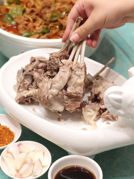 手抓羊肉的来历是什么_手抓羊肉的历史起源-第2张图片-山城妙识