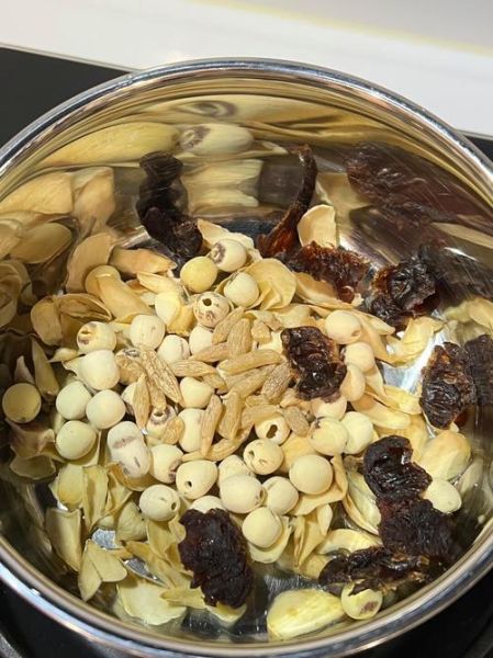 红豆莲子百合糖水的功效与做法_红豆莲子百合糖水孕妇能吃吗-第1张图片-山城妙识