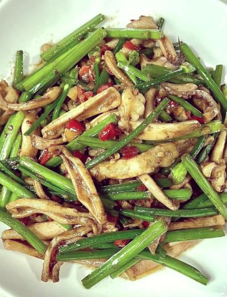 鱿鱼炒韭菜花怎么做_鱿鱼炒韭菜花用焯水吗-第2张图片-山城妙识